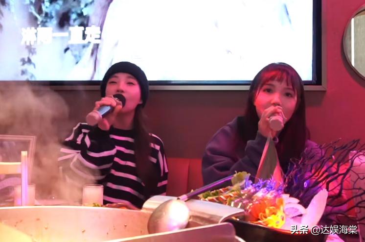 How fond of Feng Timo?Give gifts to each other during dinner and chat ...