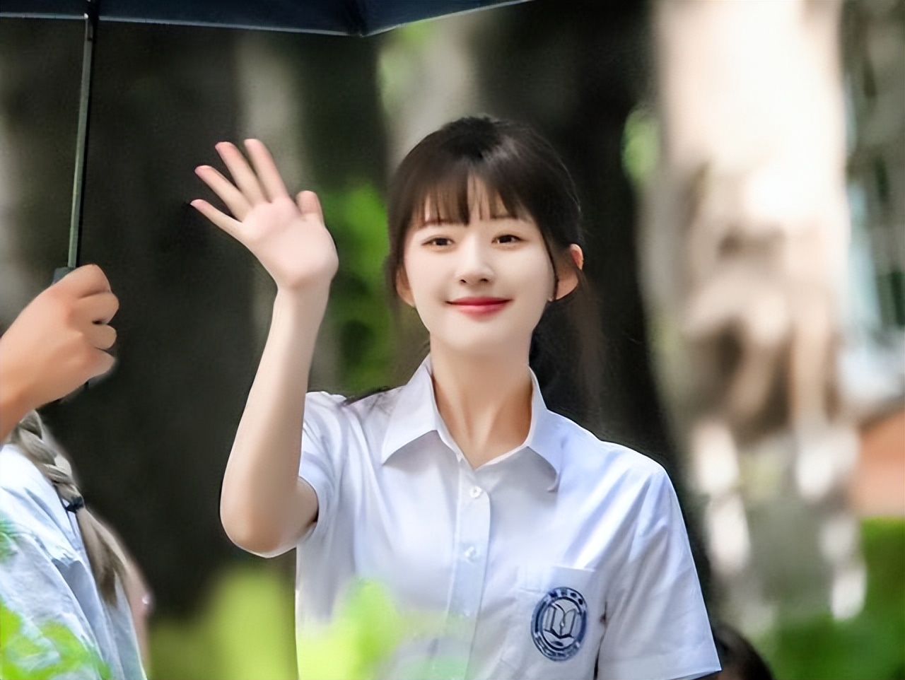 The male protagonist's white shirt is seductive, Zhao Lusi's school uniform is too cute, and the ...