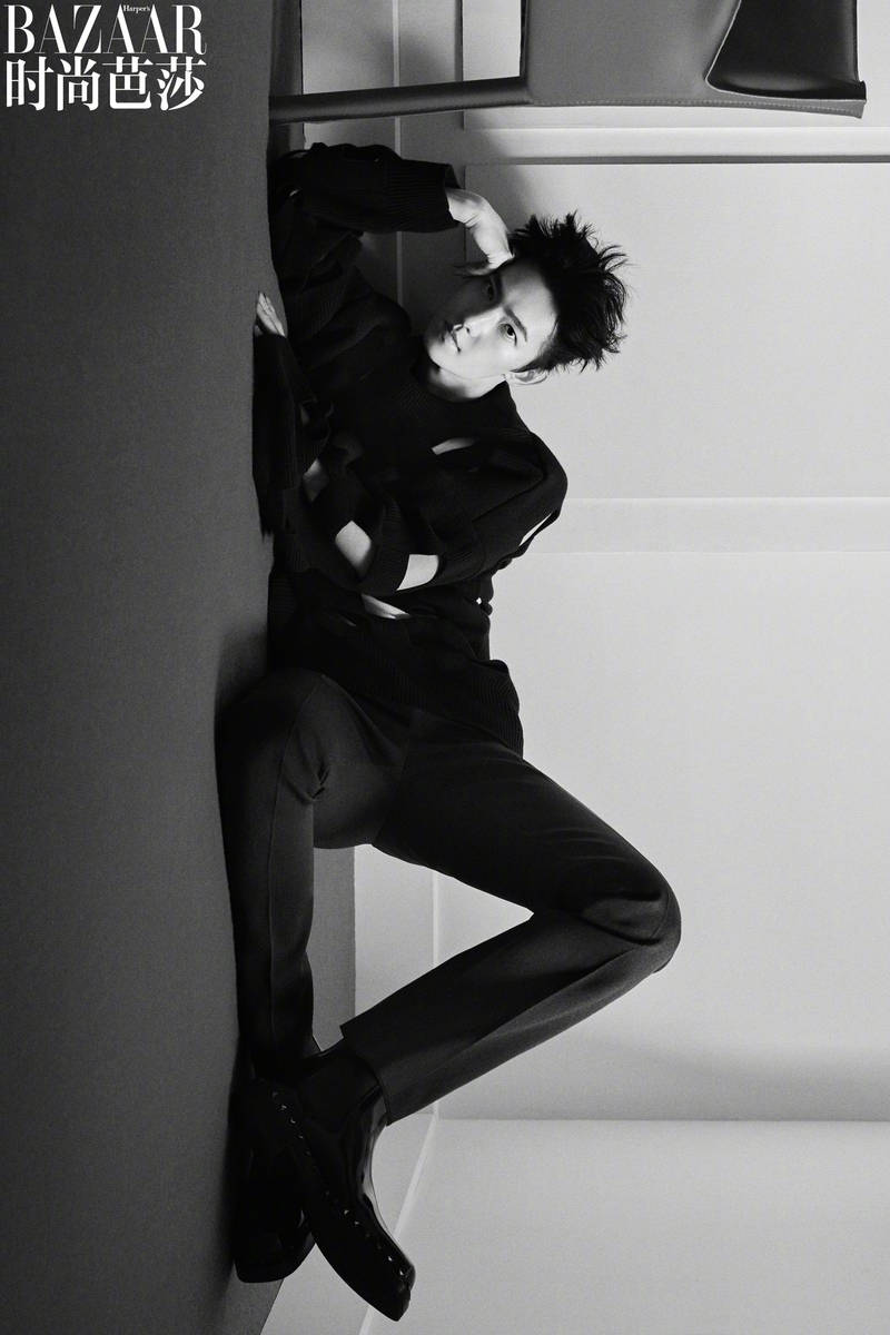 Yang Yang staged a photo shoot, wearing a suit and leather suit in a ...