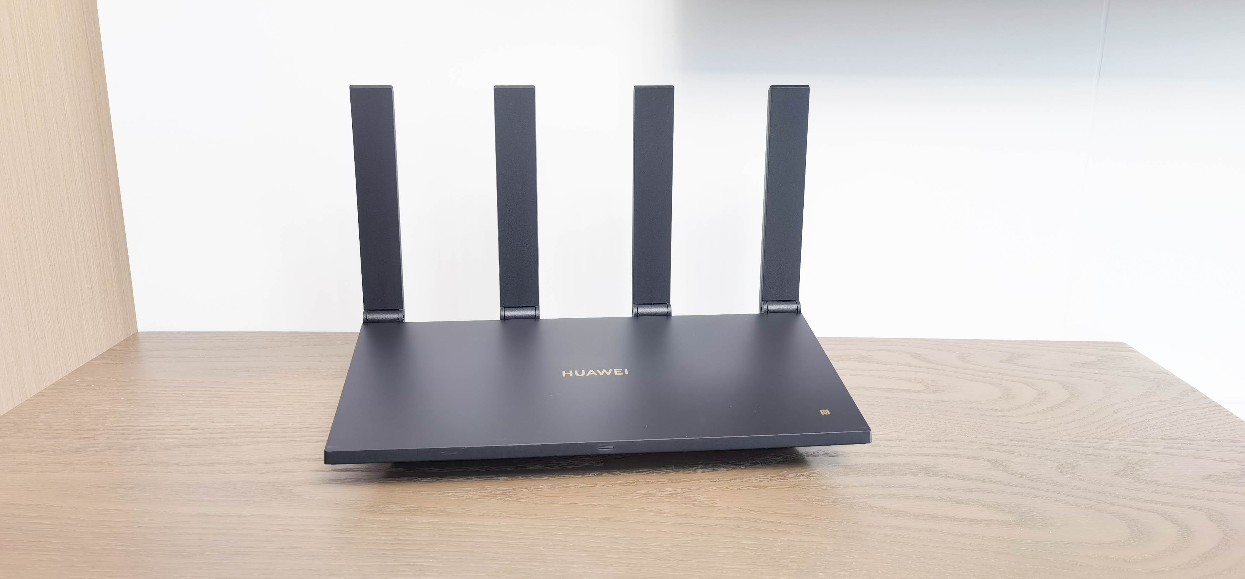 The first Harmony router, a Huawei AX6 perfectly covers the three-bedroom and two-hall apartment ...
