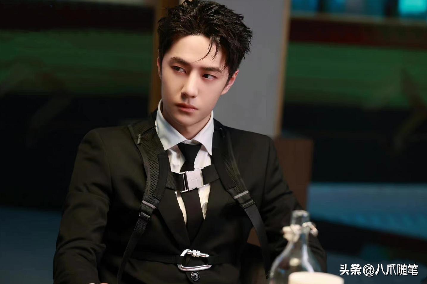 "Hip-hop 5" Wang Yibo's micro-movie style exposure, all black suit ...