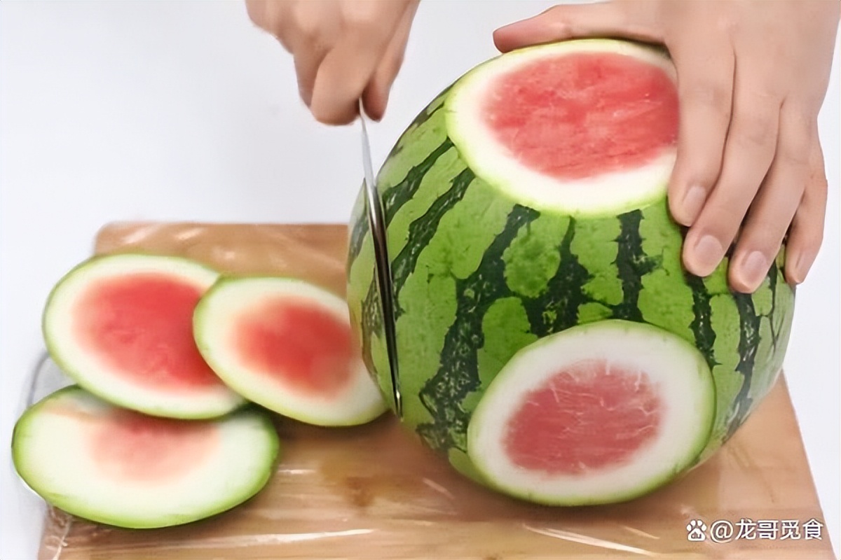 How to cut watermelon and put it on the plate - iNEWS