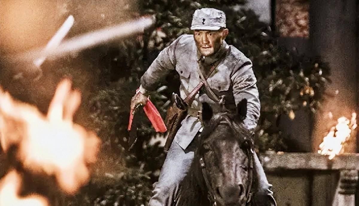 The warhorse suddenly lost control and ran back. The commander thought ...