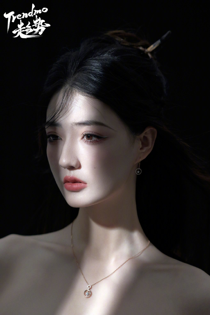 Xu Lu wears a white tube top dress, which is pure and lustrous. Her ...