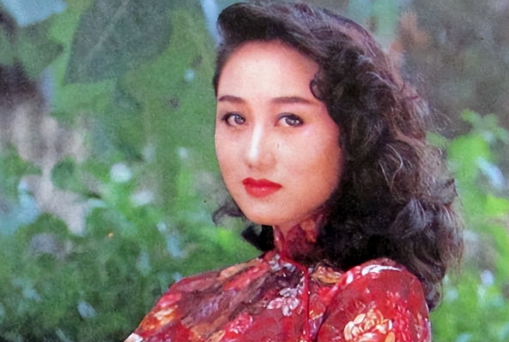How beautiful was Lizhi back then? The photo of dancing with Stanley Ho ...