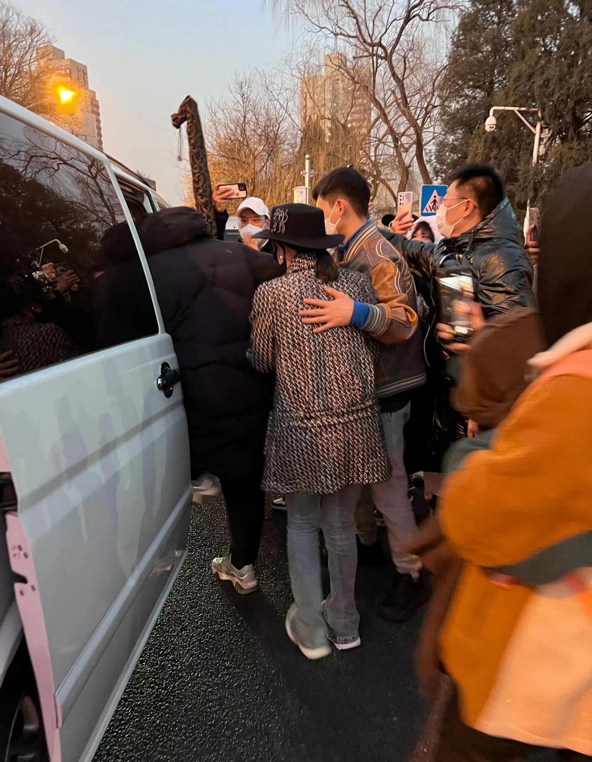 Zhao Wenzhuo took his wife to the Spring Festival Gala!The wife wears a ...