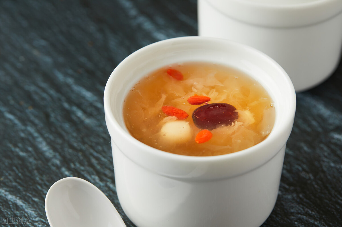 Boil the white fungus by yourself, it is always clear and watery. If ...