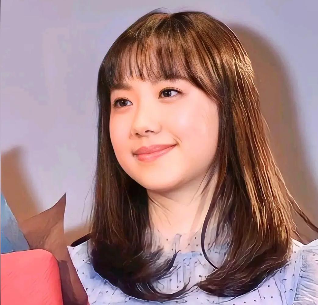 The 19-year-old Japanese genius and beautiful girl Ashida Mana was favored by the Japanese royal ...