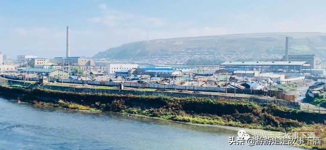 The Yalu River is separated by two worlds, and the autumn colors in the ...