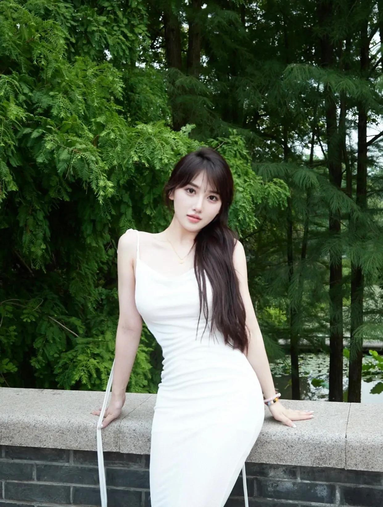 Miss Ye Zi wears and takes pictures - iNEWS