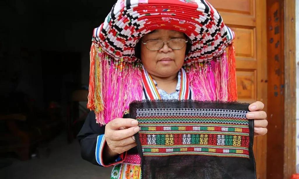 The culture of walking in the age of innocence (103) - Yao costume ...