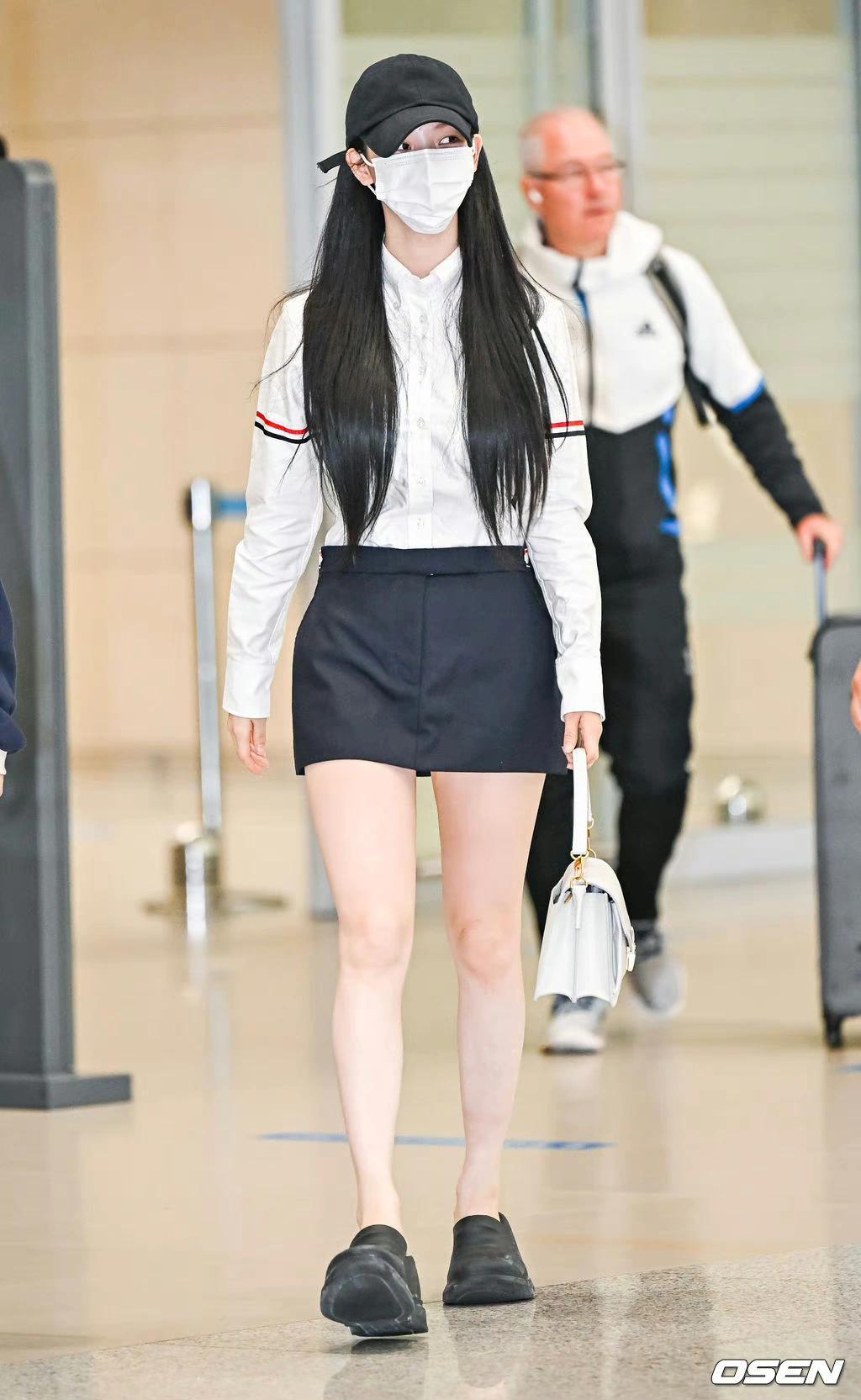 Aespa member Ryu Jimin wore a stunning outfit at Incheon Airport after ...