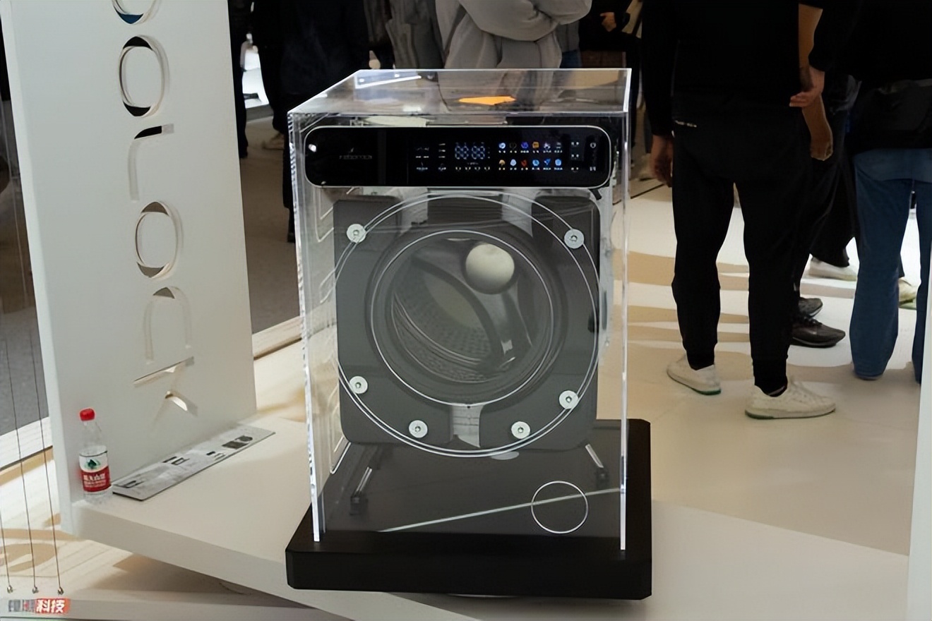 AWE competes on the same stage: Chinese sweeping robots stage ...