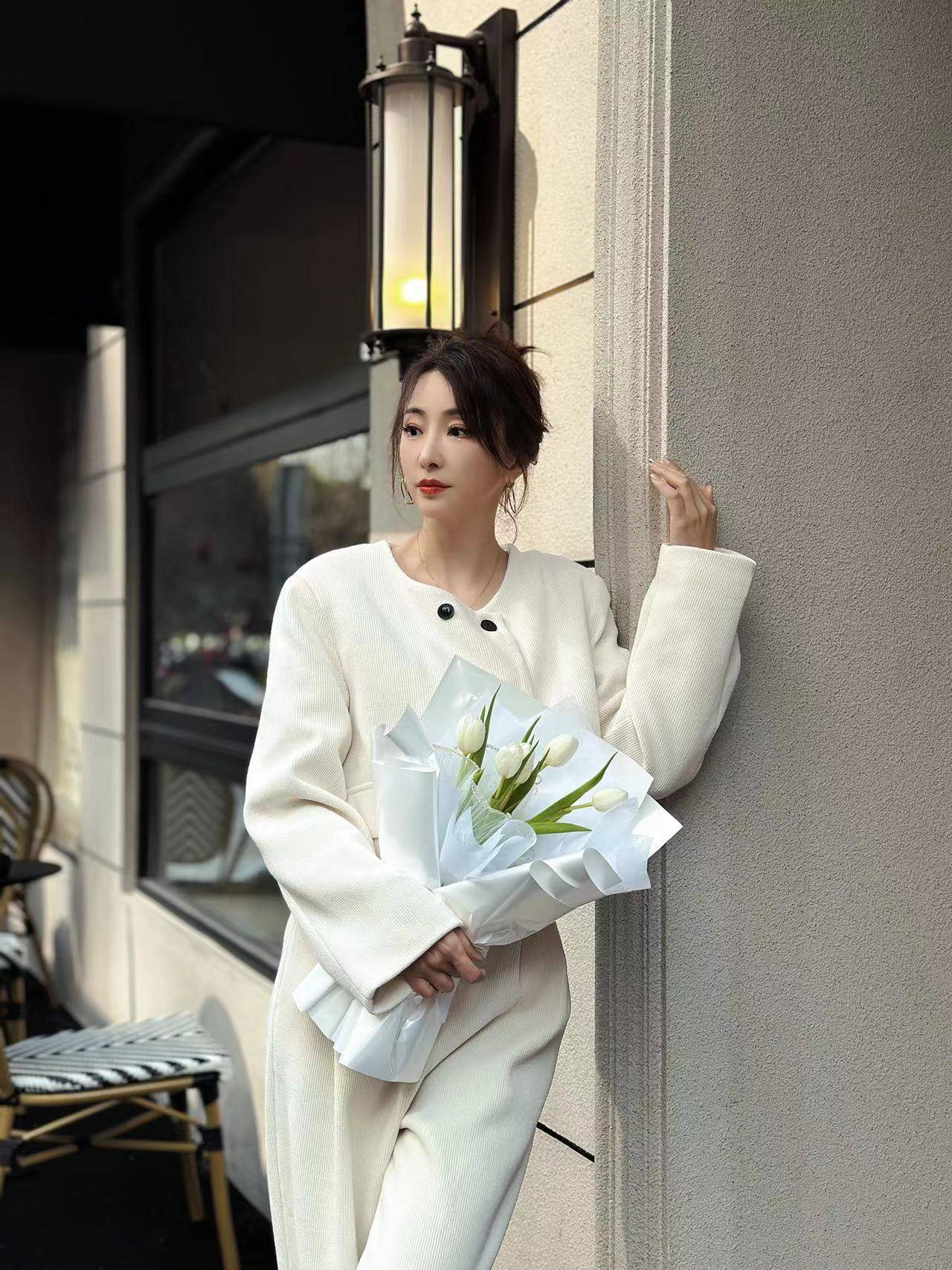 Actor Lin Jing is full of vigor on the street in the street - iNEWS