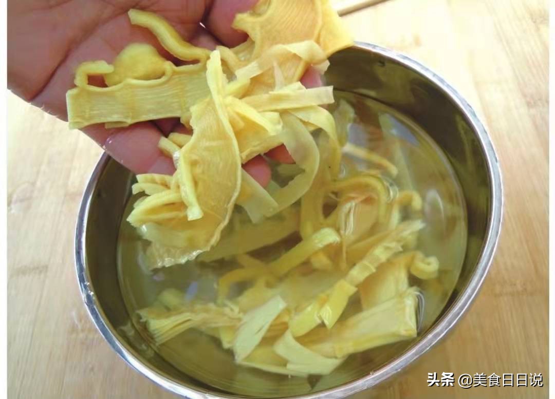 How to deal with the dried bamboo shoots of cooking at home - iNEWS