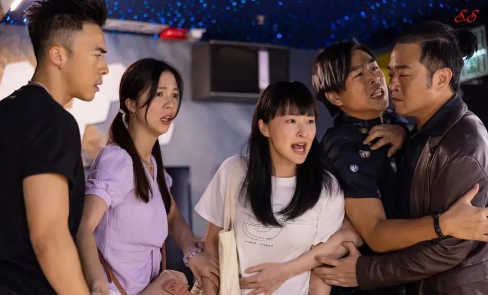 "Beautiful Battlefield" has grown from a small white flower to a big ...