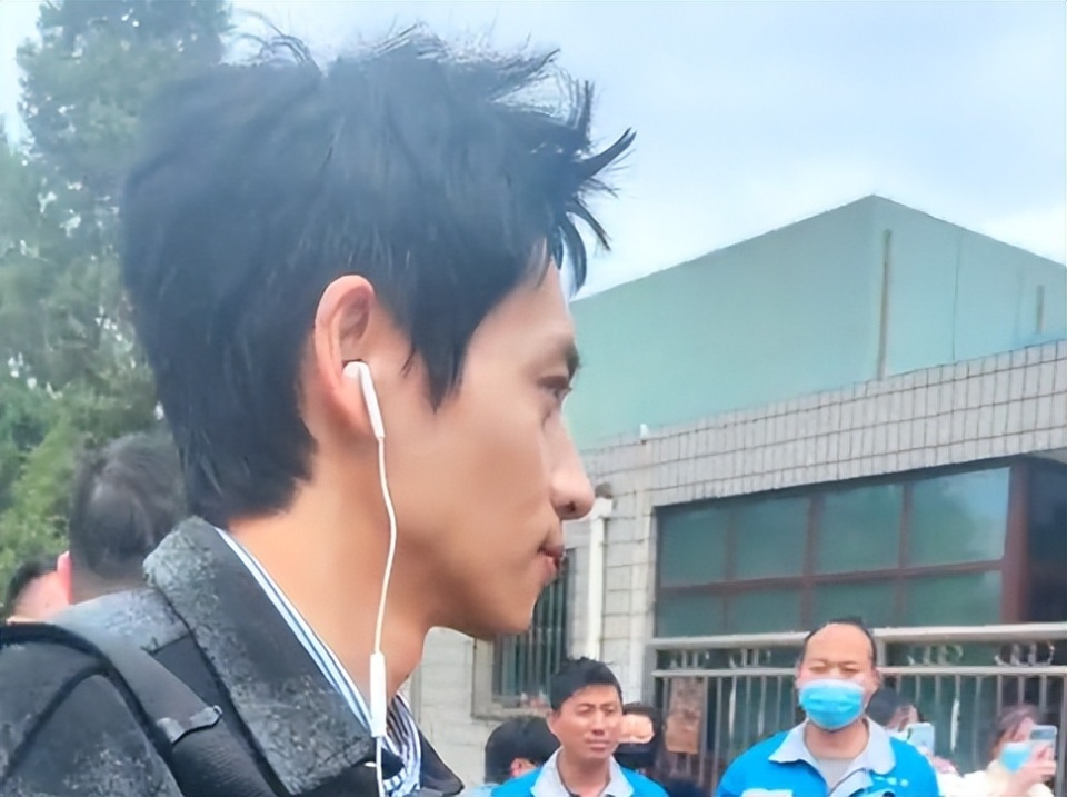 Wei Chen recorded the May 4th party. He was in poor condition and looked haggard. His face was ...