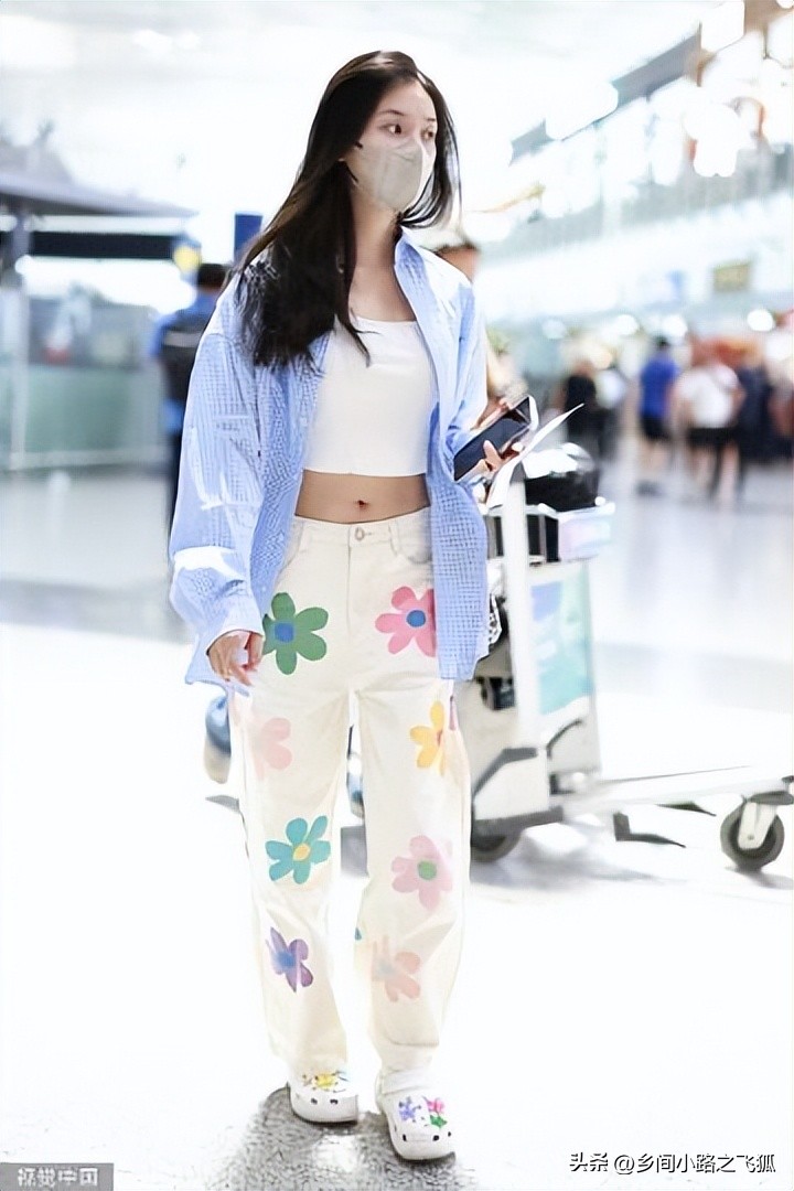 Lin Yun departed from Beijing Capital Airport, wearing a blue shirt ...