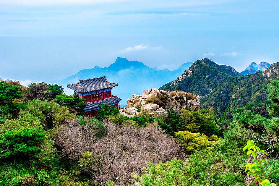 Mount Tai is full of tourists, from the foot of the mountain to the top ...