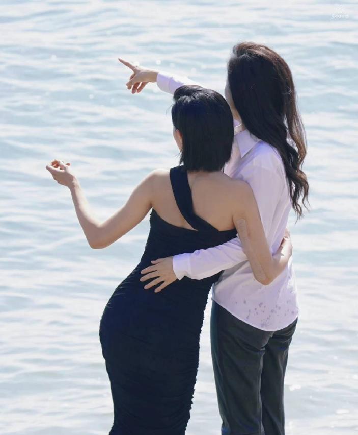 Zeng Li Wanqian's seaside play is super eye-catching. Netizens: Is this ...