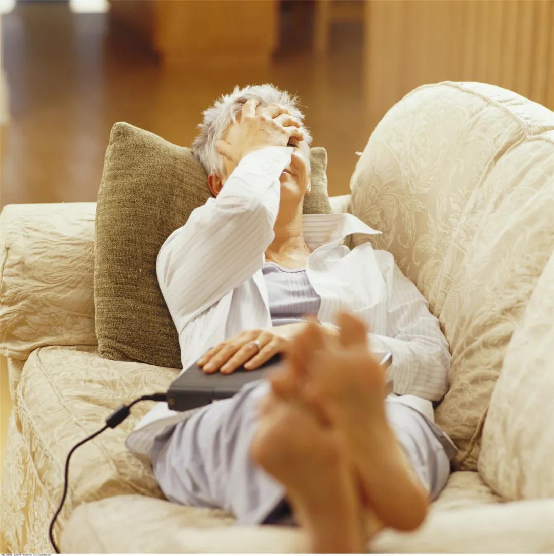 For people with cold feet, is it safe to wear socks at night? - iNEWS