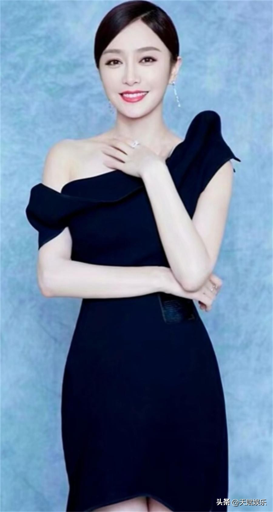Actress and singer Qin Lan's photo album "Nineteen" - iNEWS