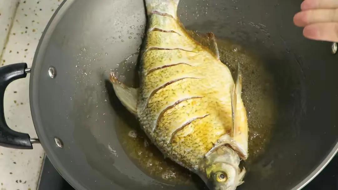 Boil the fish soup with boiling water or cold water?The soup is not ...