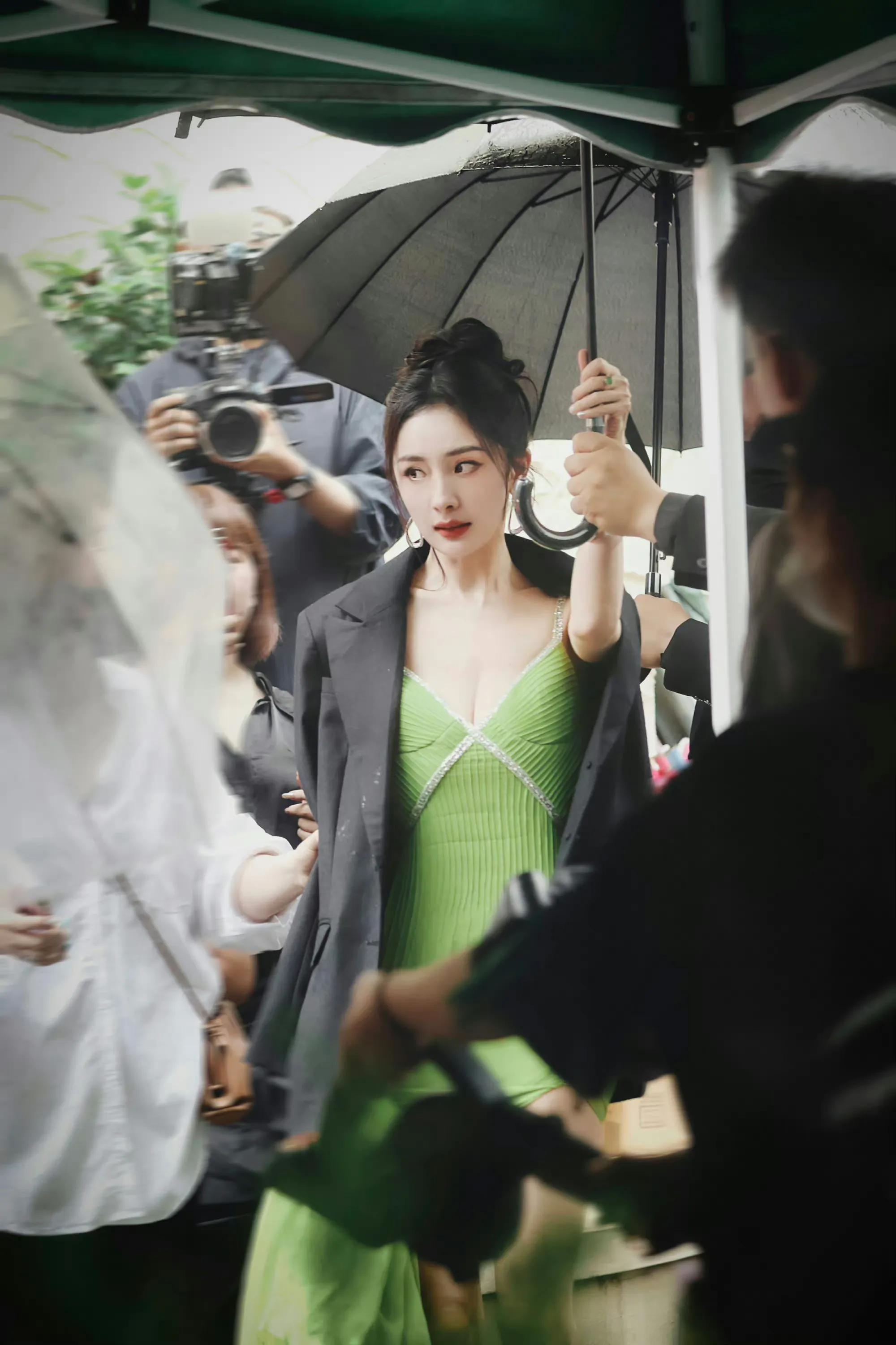 Yang Mi is charming and charming with her hair up and an umbrella. She ...