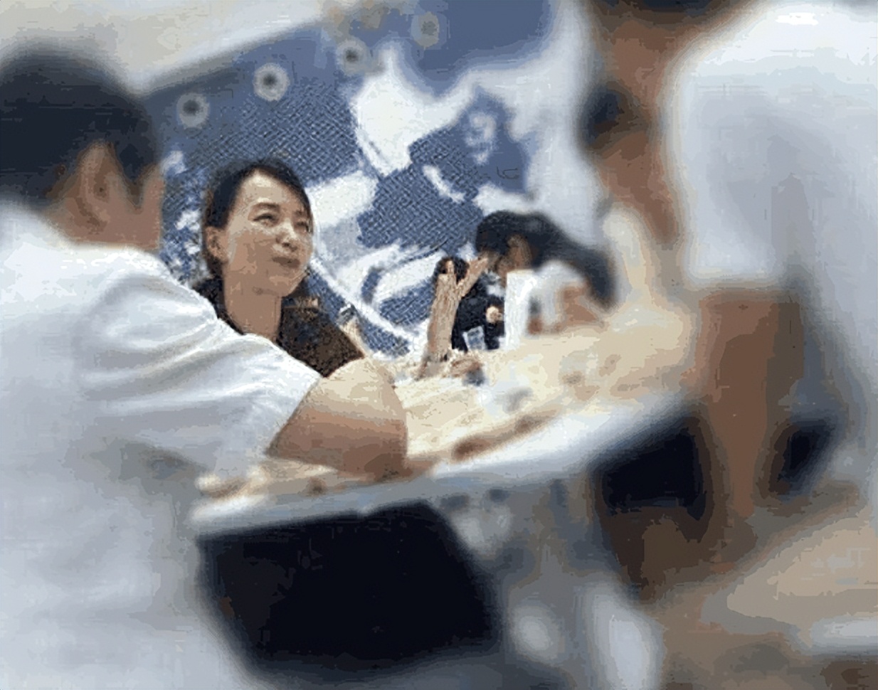 Dong Qing appeared in the canteen for dinner without makeup, her ...