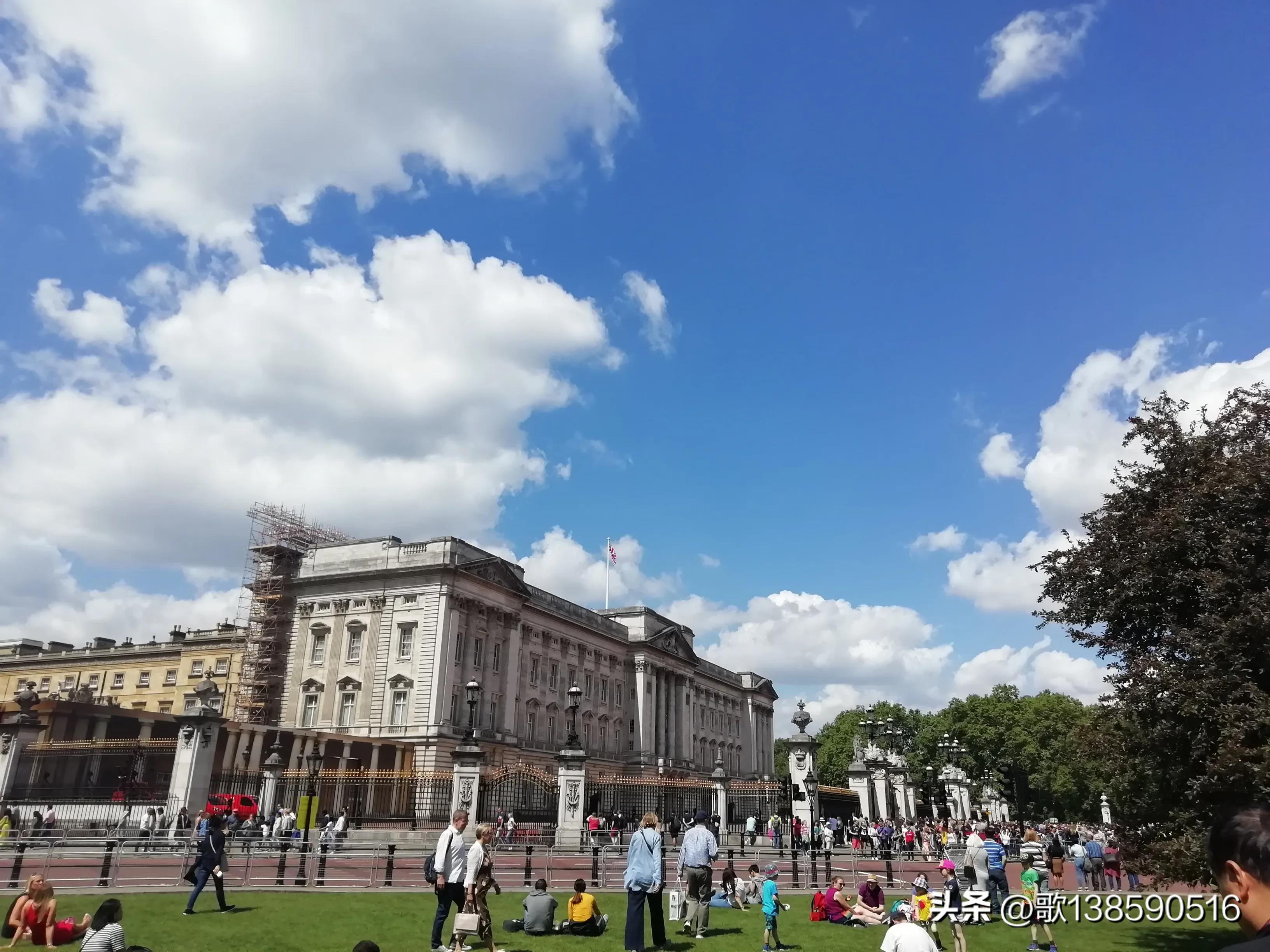 Buckingham Palace is resplendent and resplendent, the Royal Guards are ...
