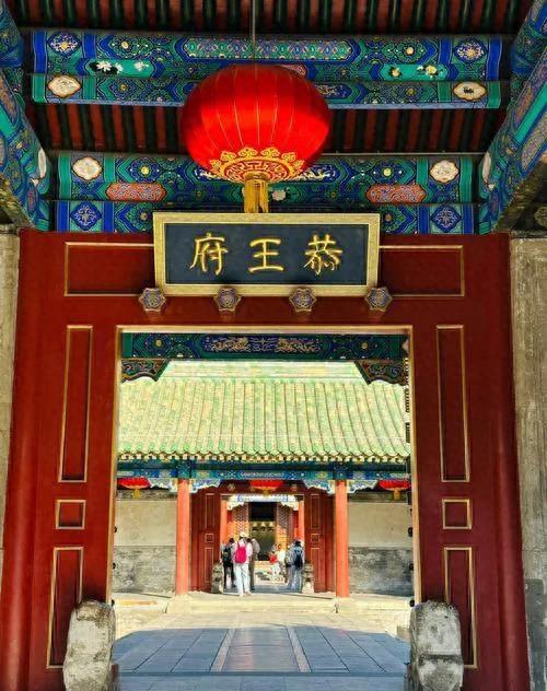 Qianlong saw the birthmark on Heshen's neck and thought of his lover ...