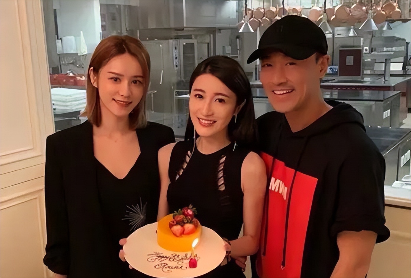 After watching TVB, a luxury yacht went out to sea. All the actresses ...