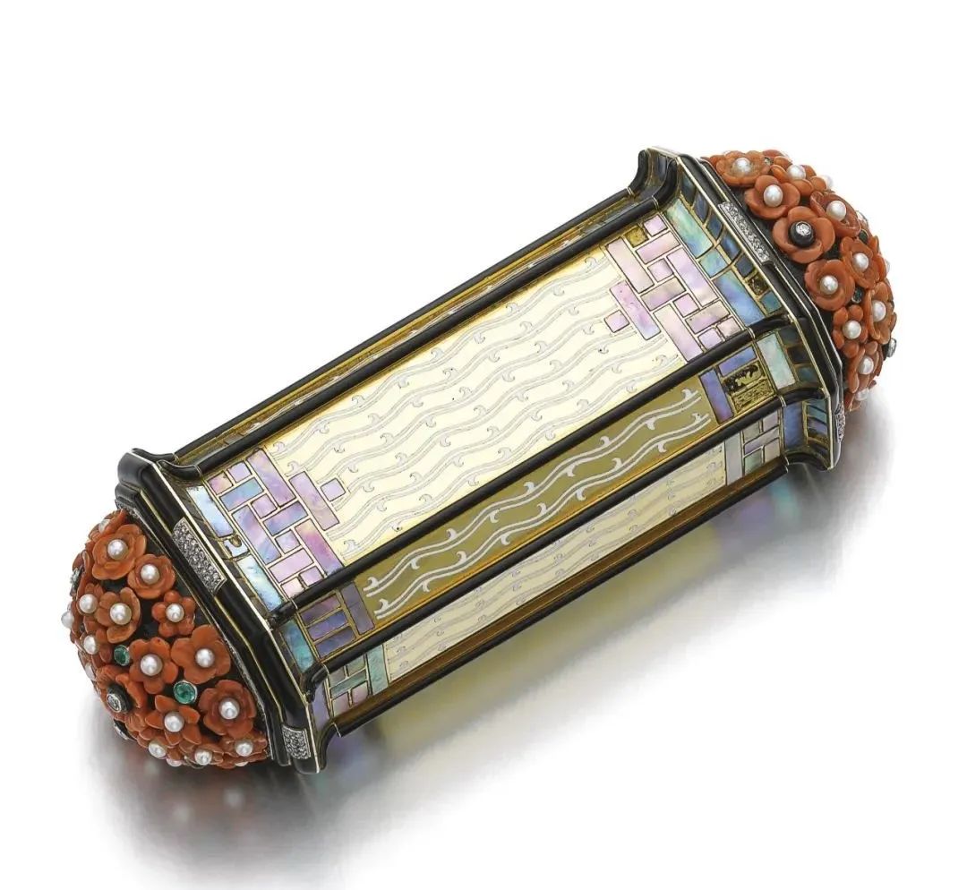 The rouge box in the East is antique, the cosmetic box in the West is ...