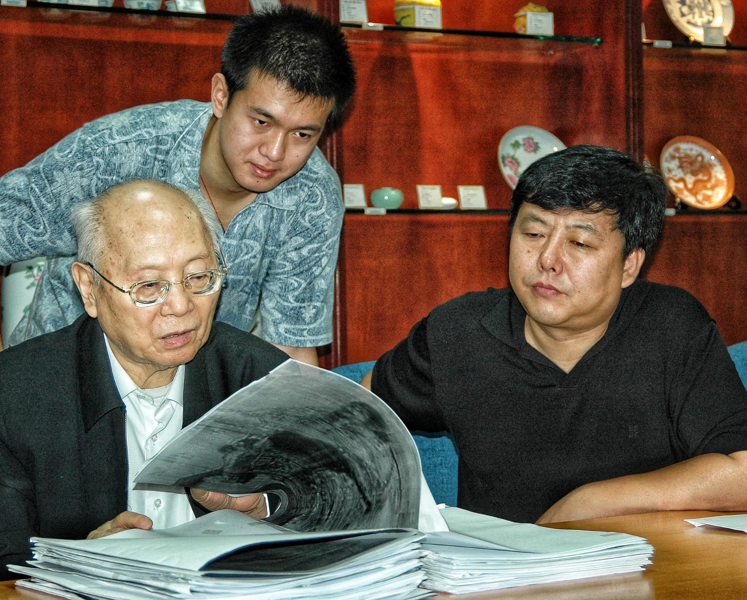 Visiting Celebrities to Seek Support and Feelings of Friendship - A ...