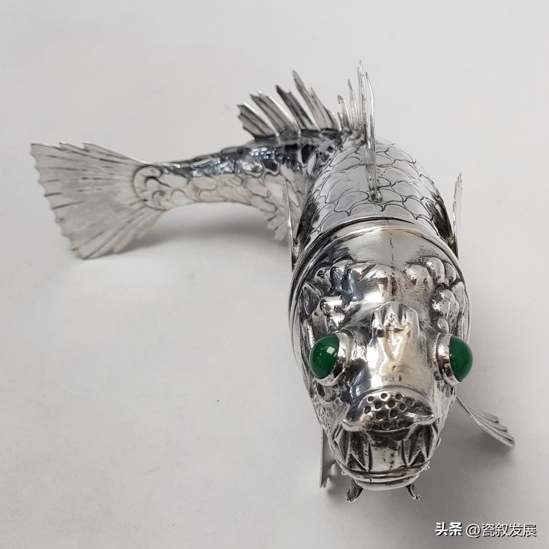 A very peculiar sterling silver box, I believe you have never seen it ...