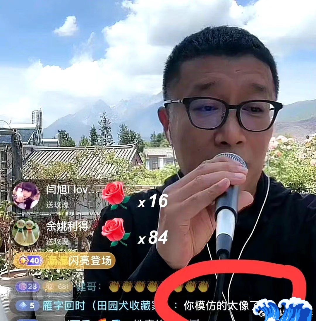 52-year-old Pang Long's live broadcast caused controversy: his singing ...