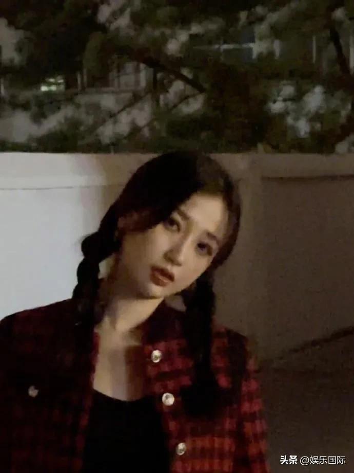Yu Shuxin wears a plaid dress to show off her abdominal muscles and ...