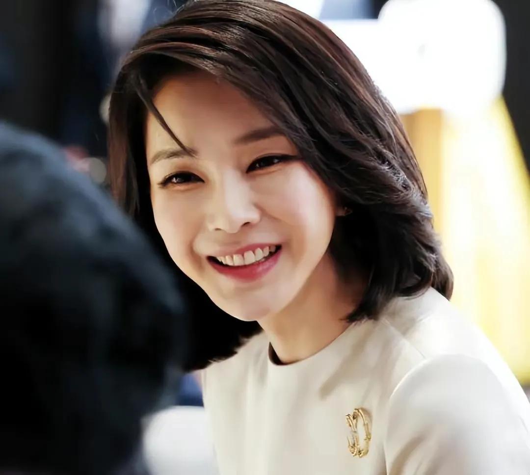 Kim Gun-hee, the first beautiful lady of South Korea - iNEWS