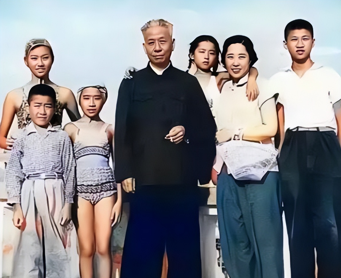 In the 1960s, a group photo of Liu Shaoqi and his family, he was ...