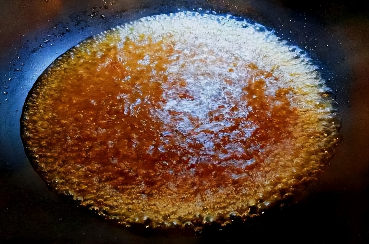 Stir-fried sugar color, directly frying with rock sugar will be ...