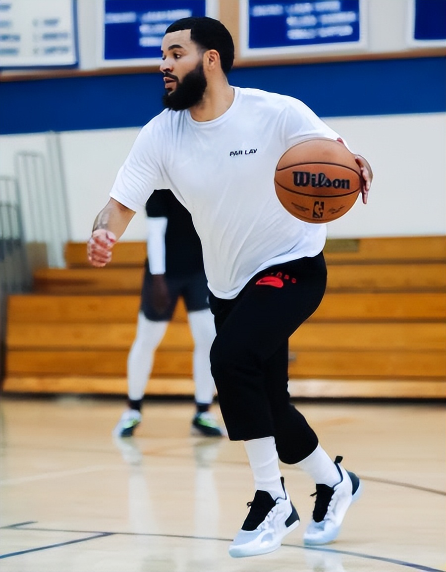 Sneakers: Owen on Kyrie Low 5, Jaylen wears Kobe 5 - iNEWS