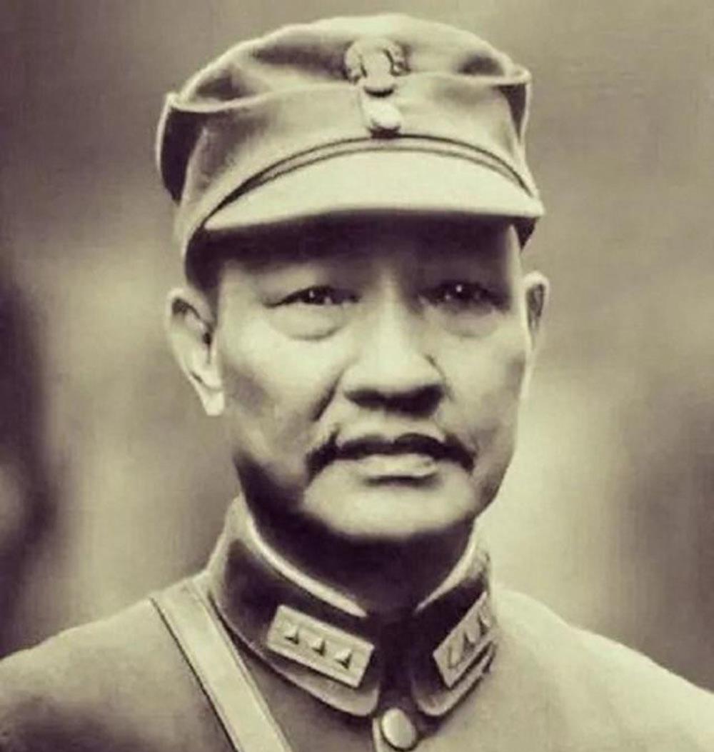 Cheng Qian introduced a lieutenant general to Mr. Peng, and Mr. Peng ...