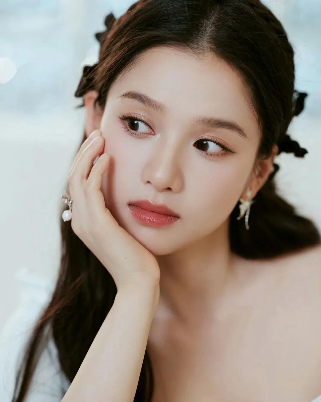 Zhang Jingyi looks like a white dress with a bow, the princess is so ...