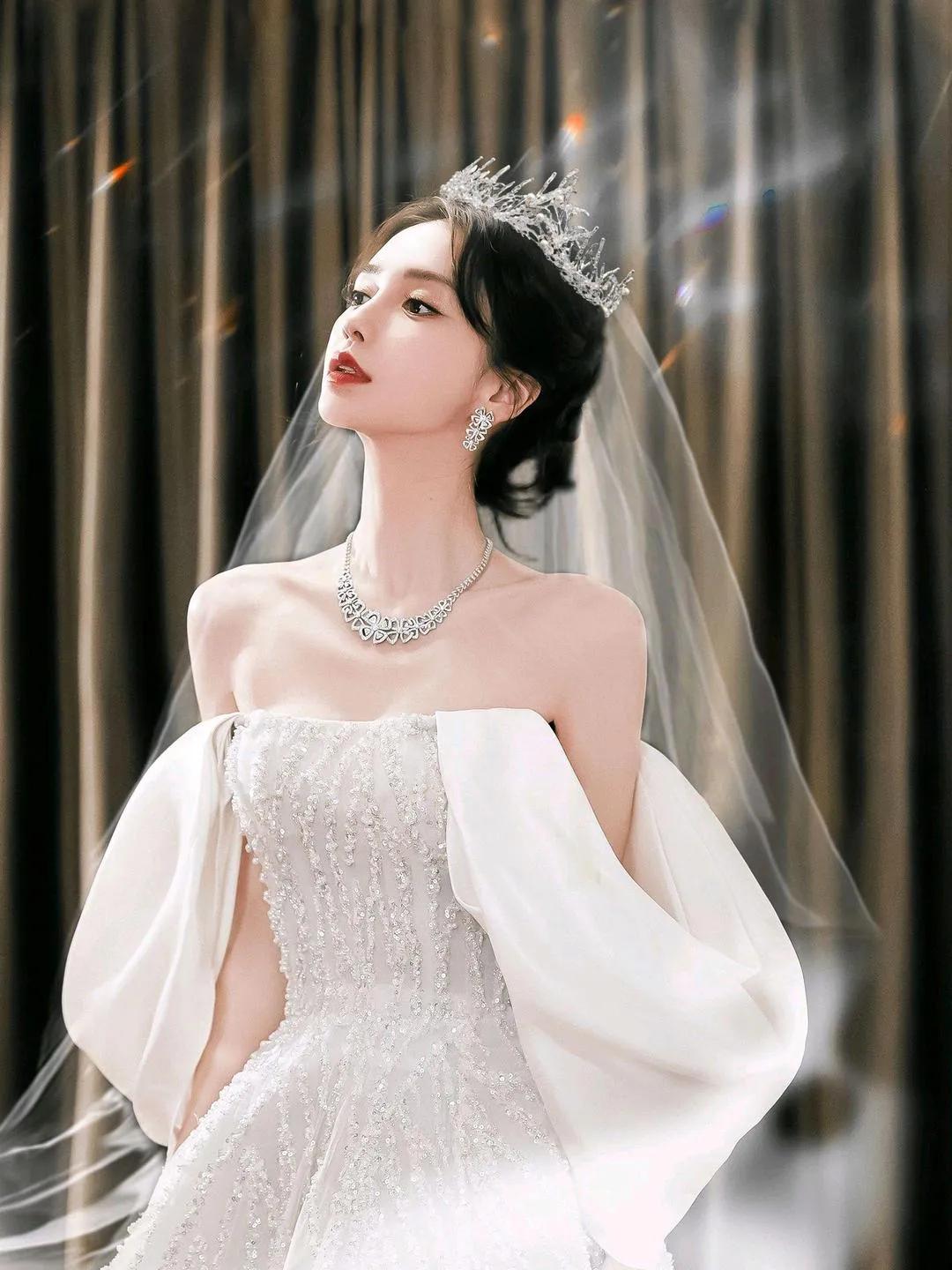 Yang Ying turned into a delicate little princess, every dress is very ...