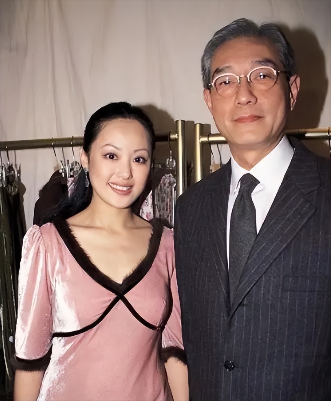 60-year-old Zhang Xiaohui appeared in Shanghai. It is difficult to look directly at the raw ...