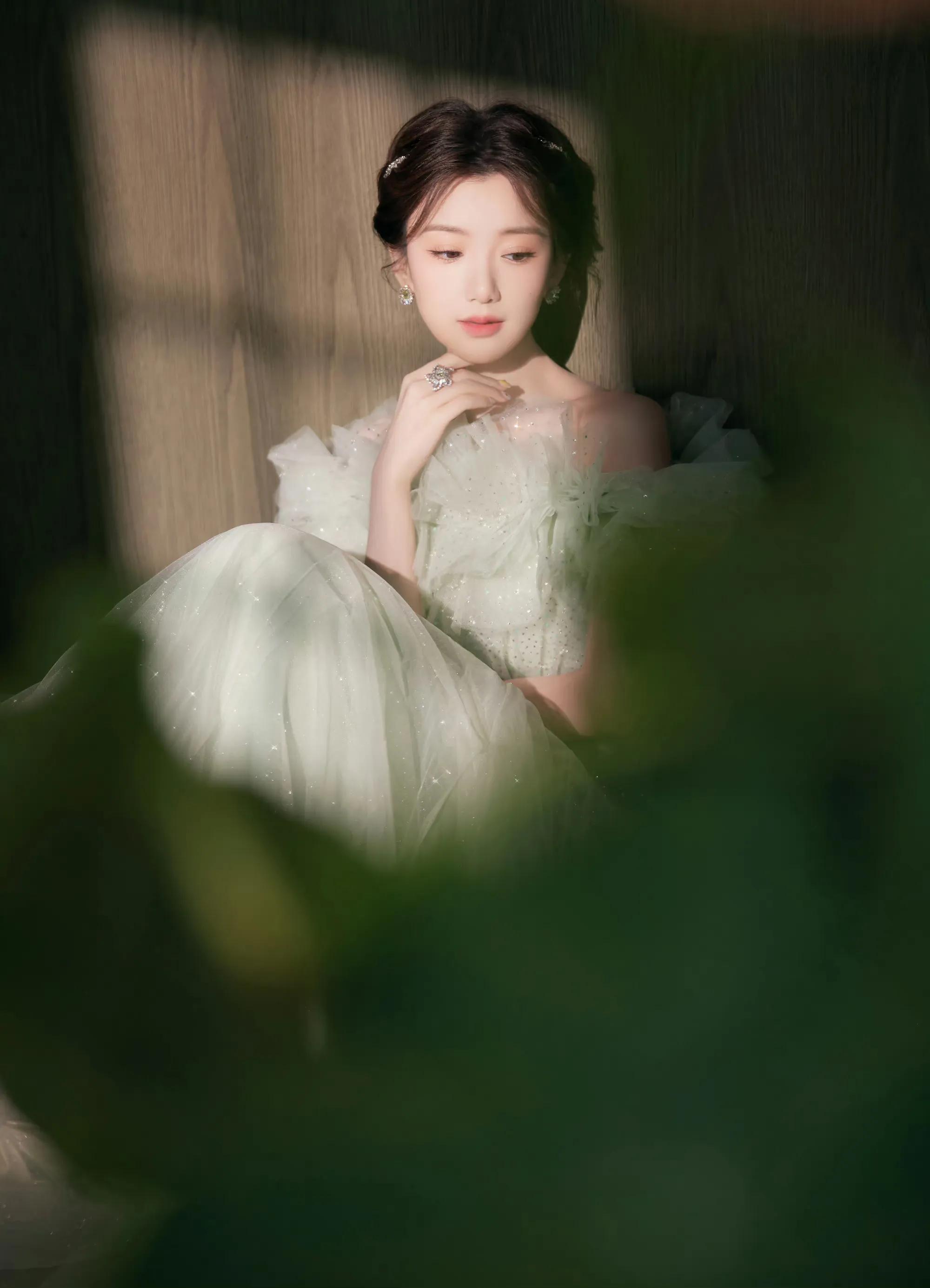 Mao Xiaotong is too sweet and delicate in a light green princess dress ...