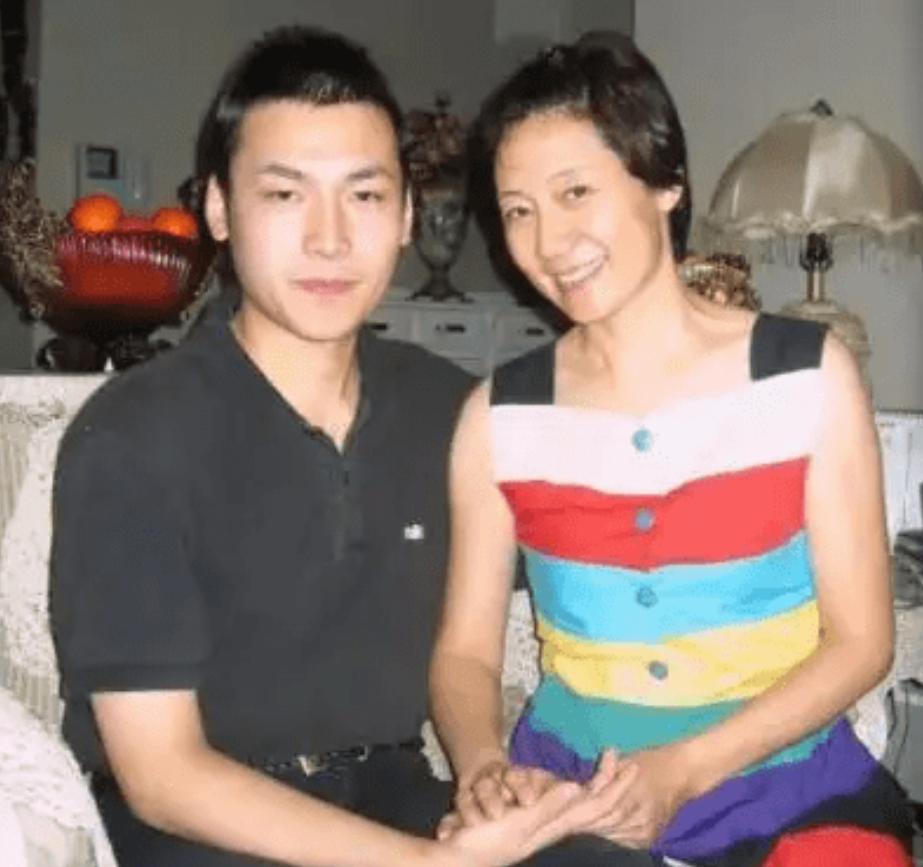 Fan Ming: A second-married daughter who is 6 years older than her in a ...