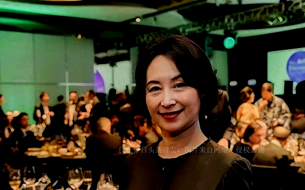 61-year-old He Chaoqiong attends parties with a dignified smile without ...