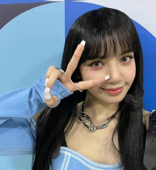 Lisa covered her face and cried during the concert! Fans and members ...