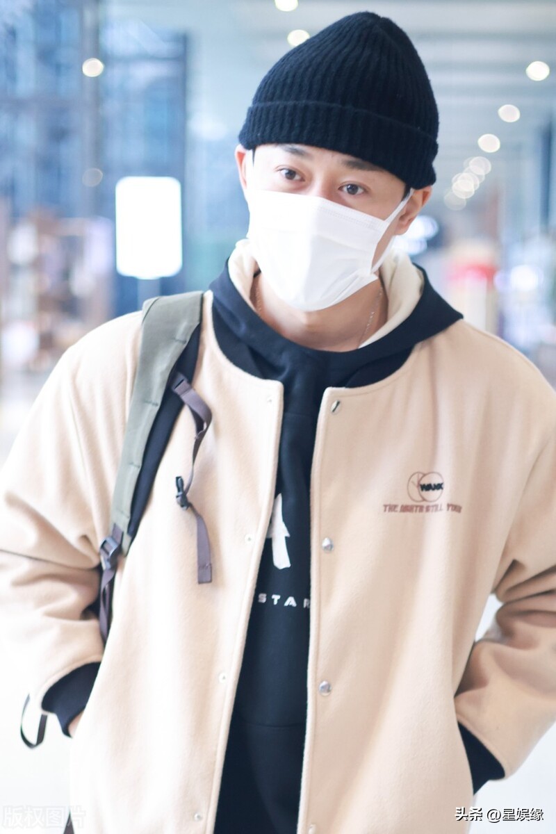 Lin Feng departed from Hongqiao Airport, wearing a casual baseball ...